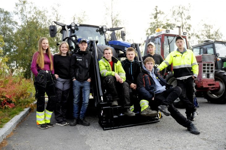 100 tonn traktor på torget på Lena - Totens Blad