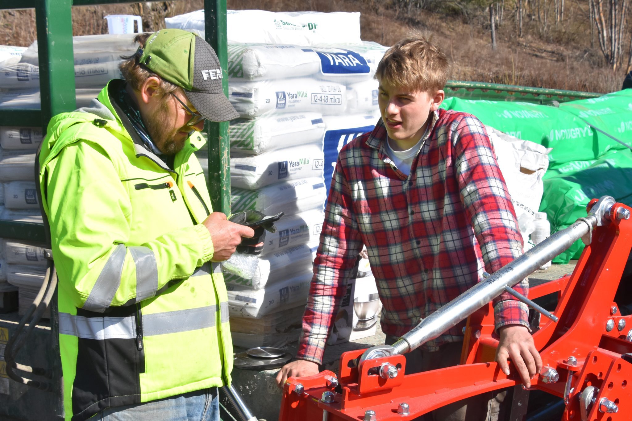 Nå skinner sola og traktorene om kapp på Balke – våronna har startet ...