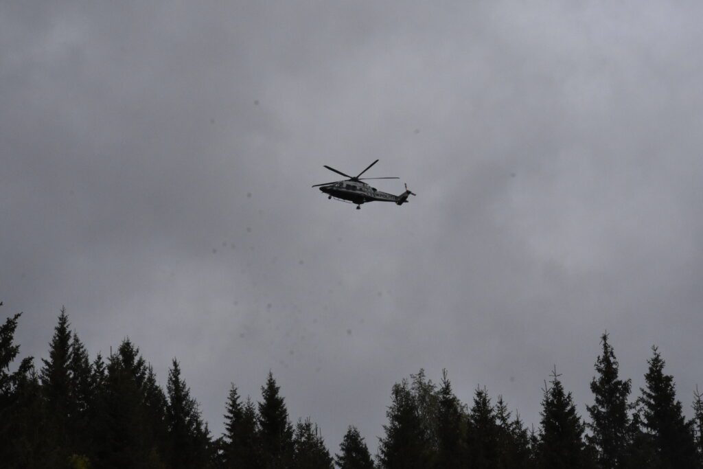 Stor politiaksjon, helikopter og drone søkte etter innbruddstyv ... Stor politiaksjon, helikopter og drone søkte etter innbruddstyv ...