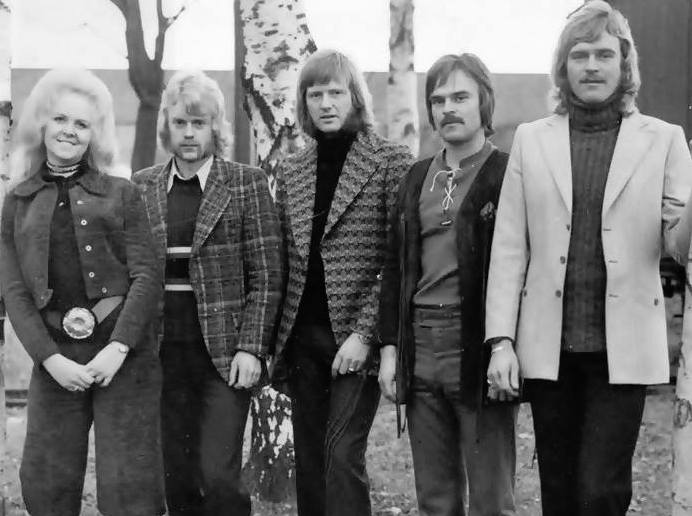 Hyller Ingjerd Helén og de gamle heltene - Totens Blad