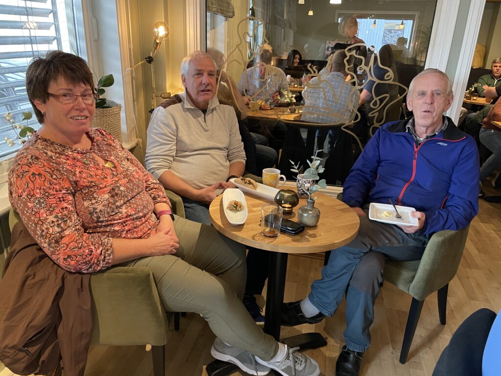 Lang kø da kafeen åpnet igjen - Totens Blad