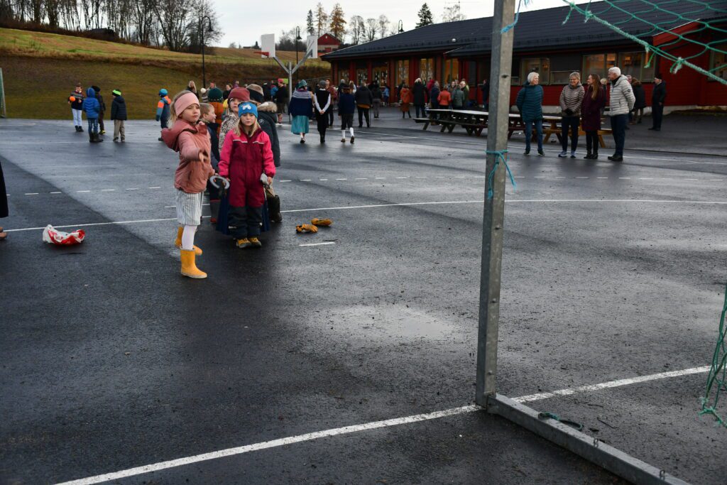 Da Dagny gikk på skolen, måtte de ta tran der hver dag - Totens Blad