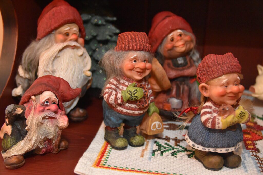 Inger har hjertelag og husrom for over tusen nisser - Totens Blad