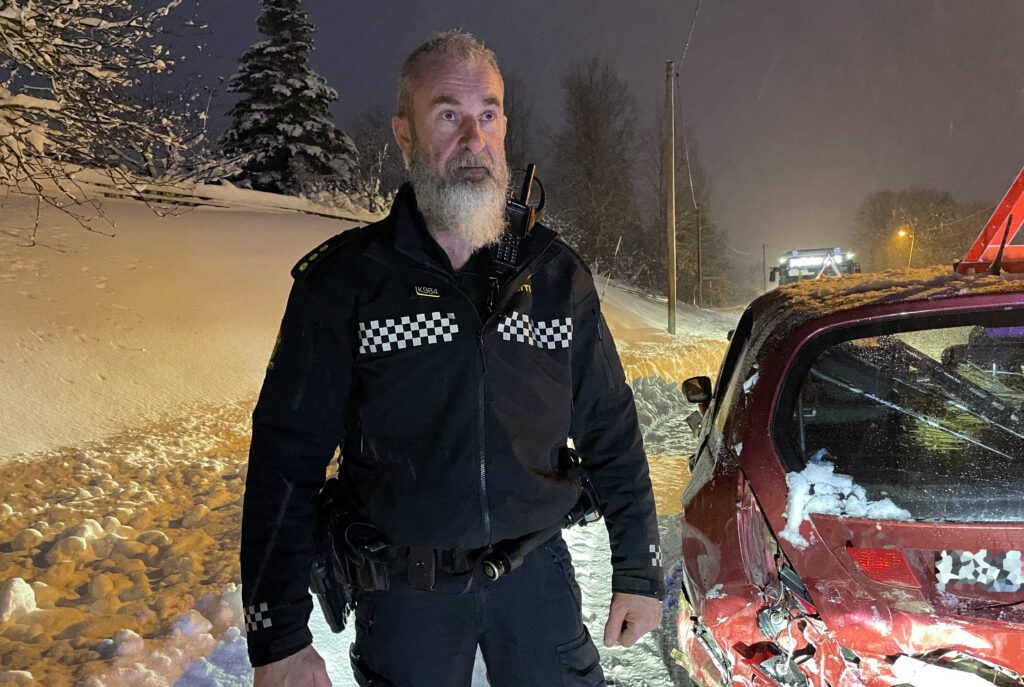 Ulykker flere steder i ettermiddag, politiet sier det er veldig glatt ...